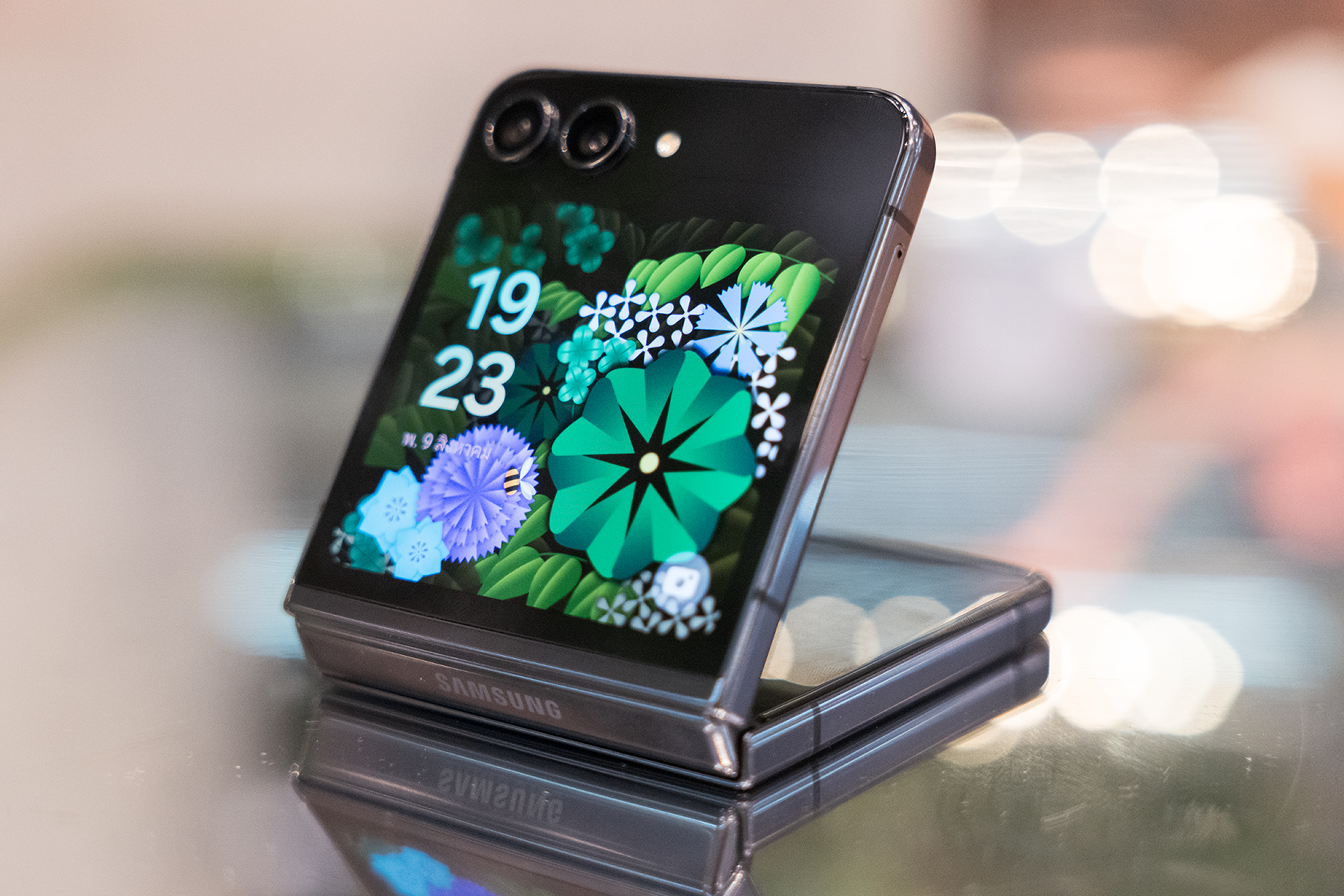 รีวิว Samsung Galaxy Z Flip5 สมาร์ตโฟนพับได้แบบวัยรุ่นสไตล์เกาหลี จอนอก ...